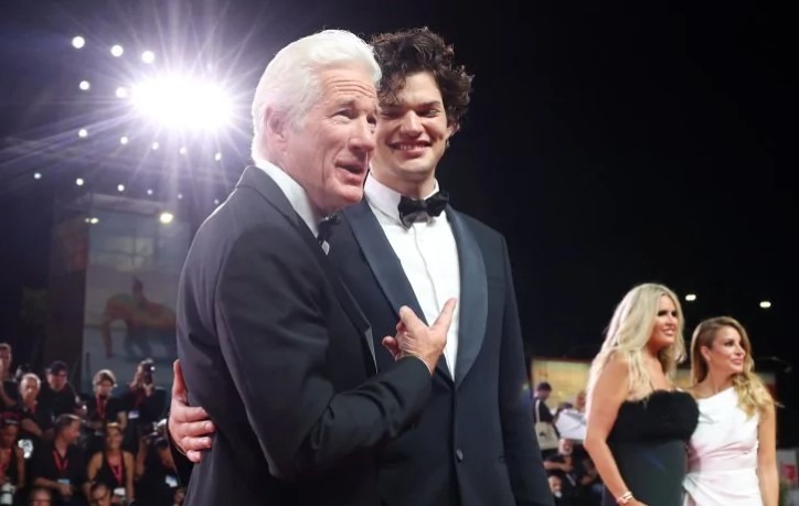 Et glimt af familien Gere: Richard Gere og hans voksne søn træder ud på ...