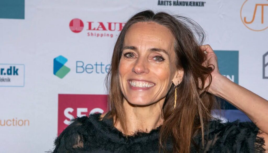 Iøjnefaldende i sort og glimmer: Camilla Ottesen afslører nyt TV-job på ...
